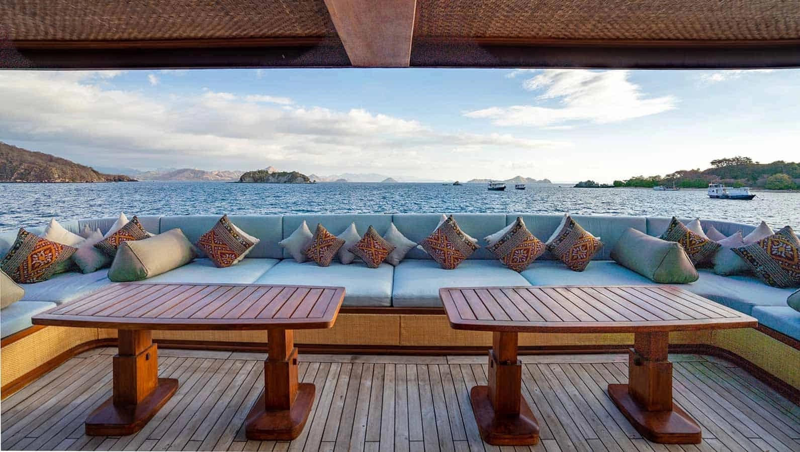 Yacht THE MAJ OCEANIC, Custom | CHARTERWORLD Luxury Superyacht Charters